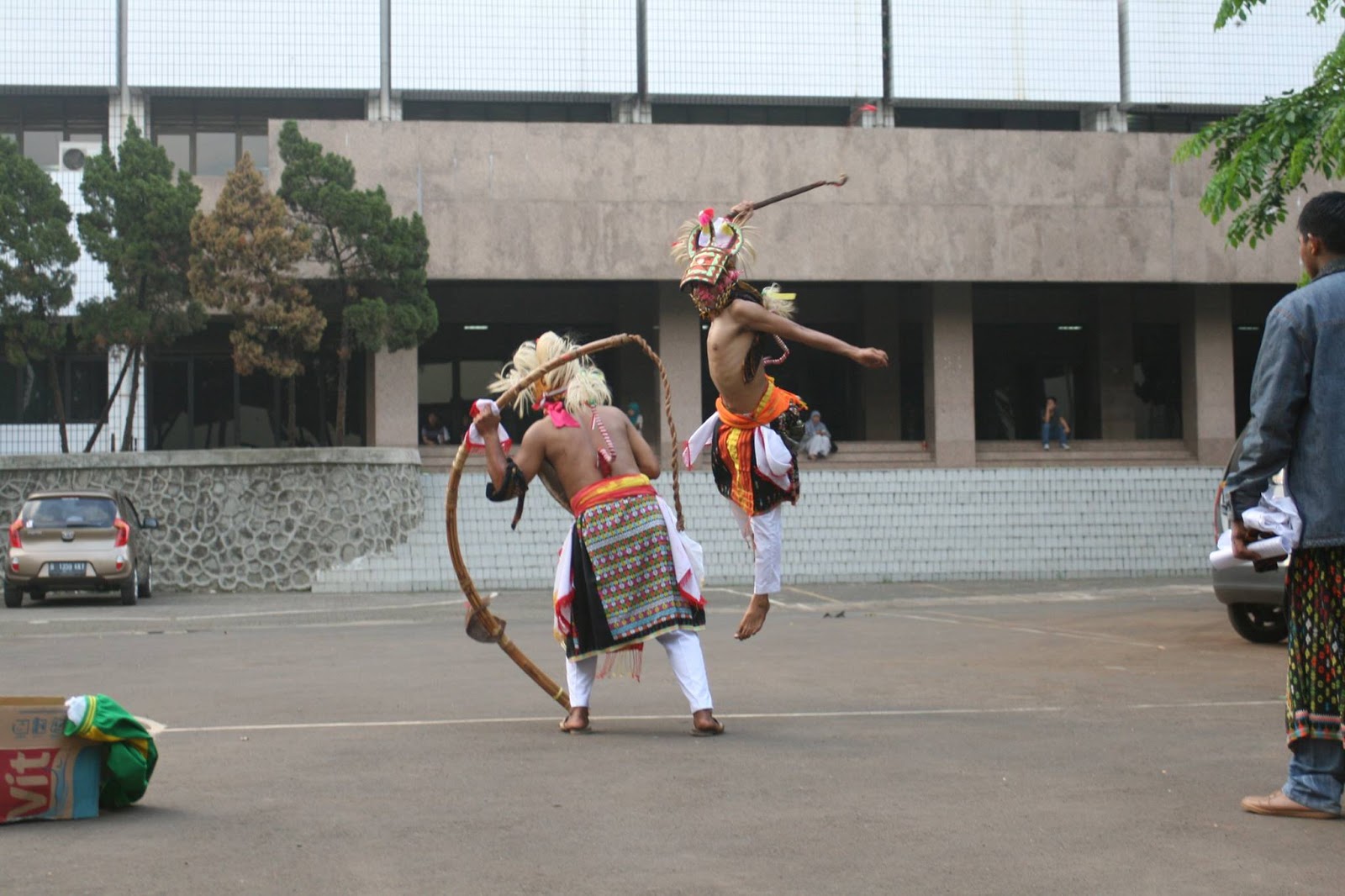 de' Aruzzo Notes : CACI AMAZING WHIPPING DANCE OF MANGGARAI
