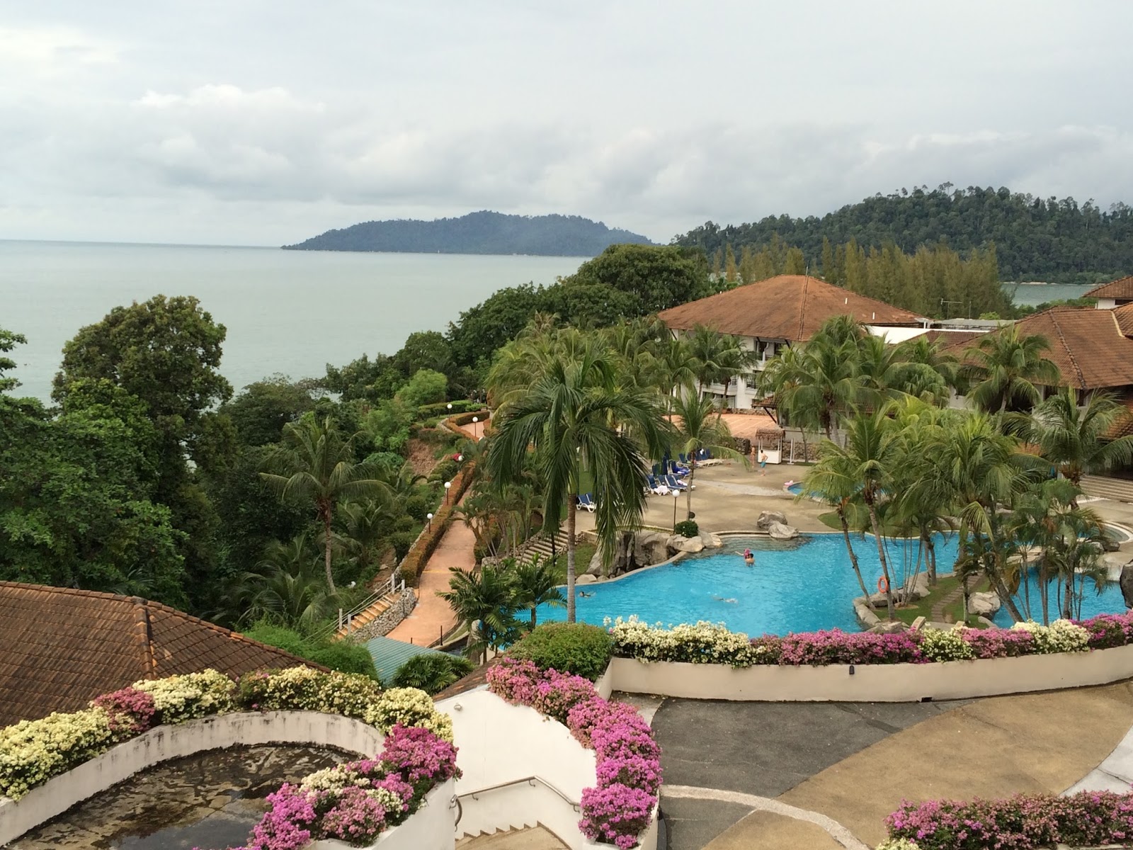 RAUDHAH: SWISS GARDEN BEACH RESORT DAMAI LAUT, LUMUT PERAK