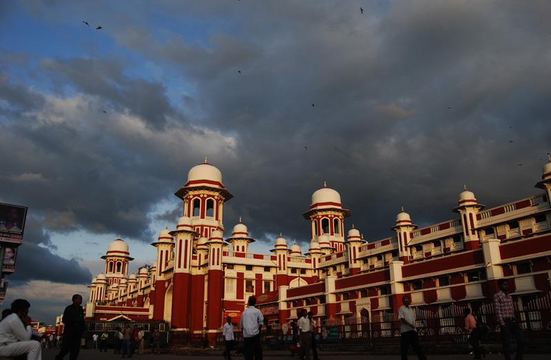 LUCKNOW LIVE: लखनऊ का चारबाग रेलवे स्टेशन