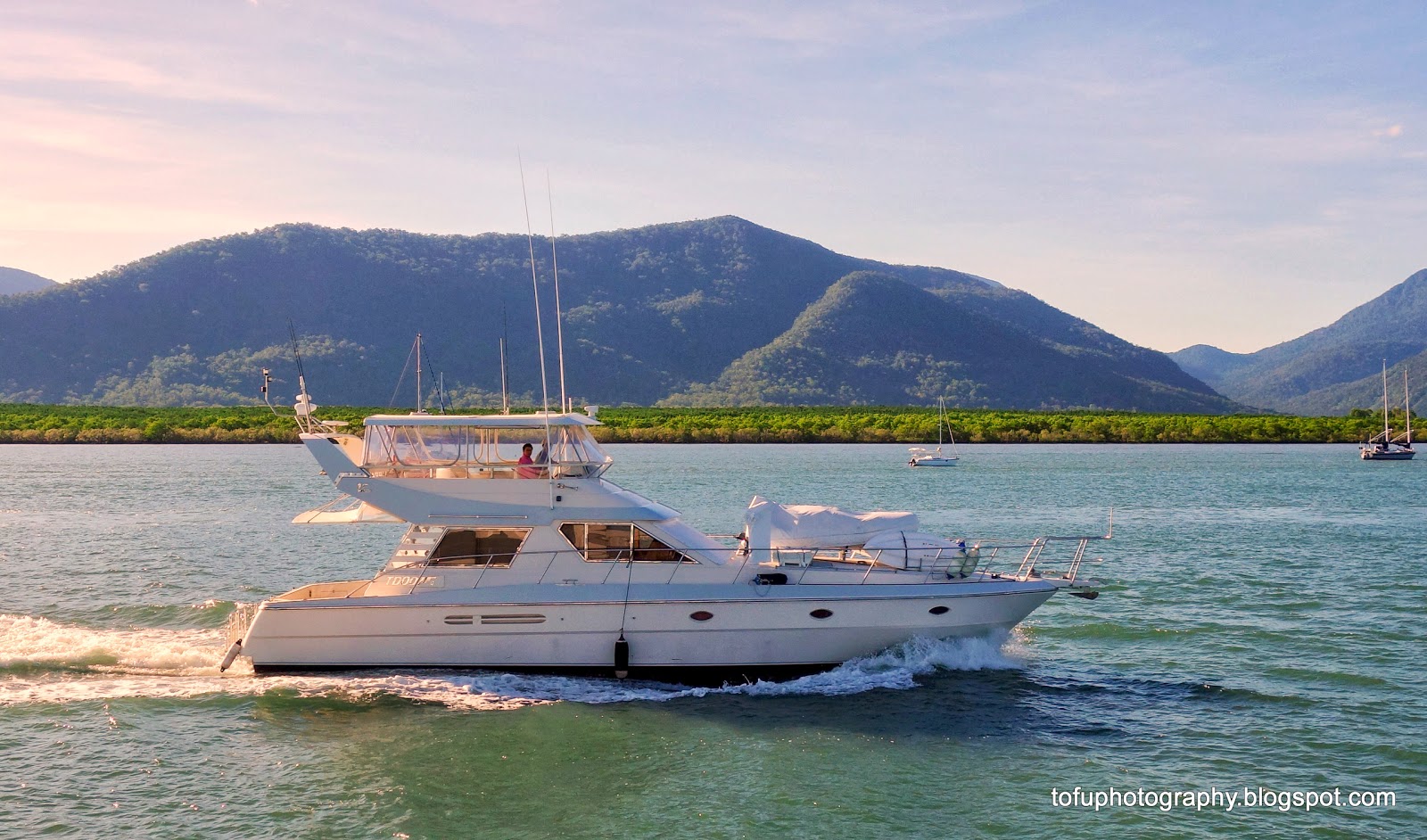 Tofu Photography: A fishing boat in Trinity Inlet, Cairns