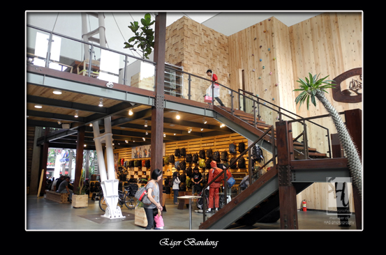 Berburu perlengkapan berpetualang di Showroom Eiger Bandung | It's All ...