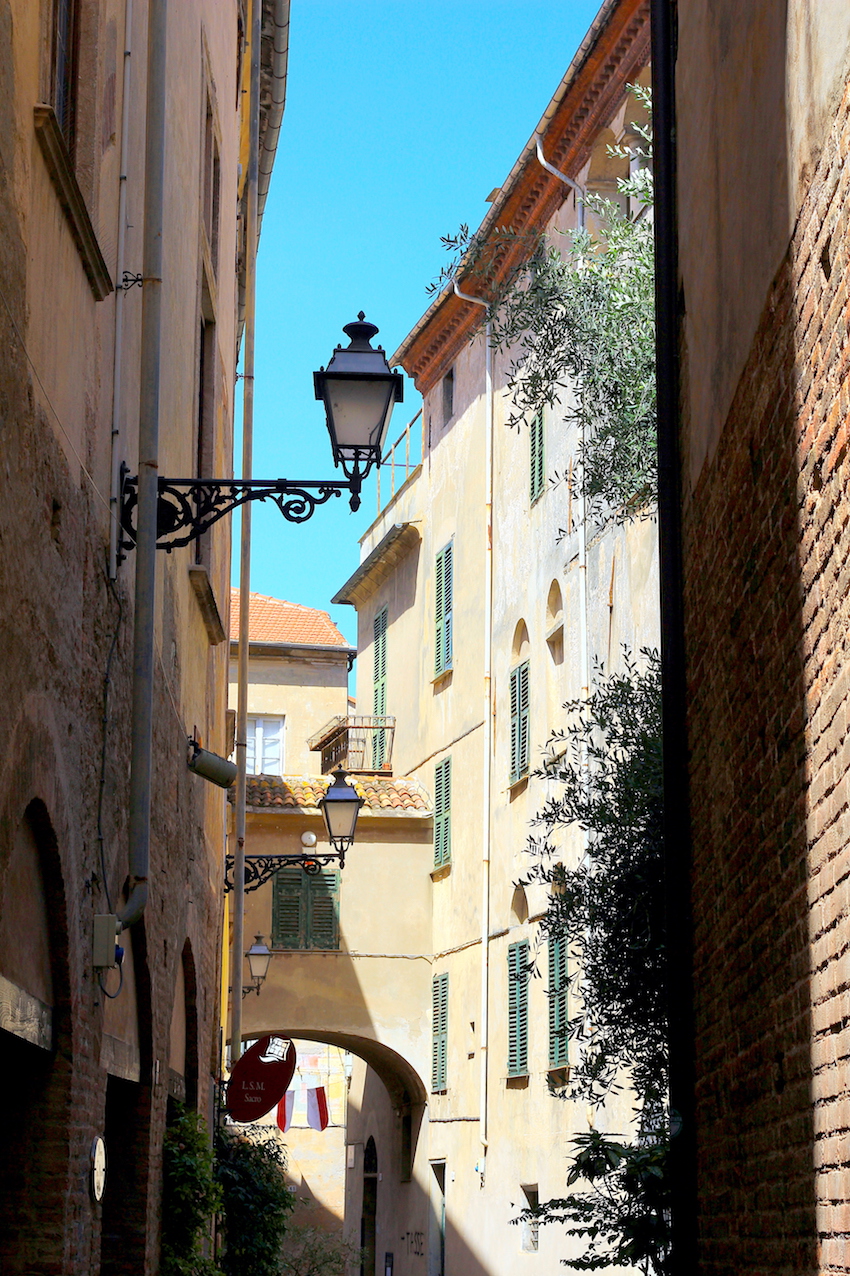 Albenga an der Palmenriviera in Ligurien von Italien — Rimanere nella ...