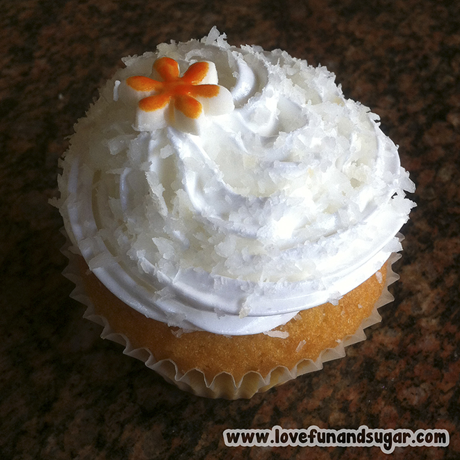 Ponquecitos Rellenos de Arequipe con Topping de Coco | Love, Fun and Sugar.