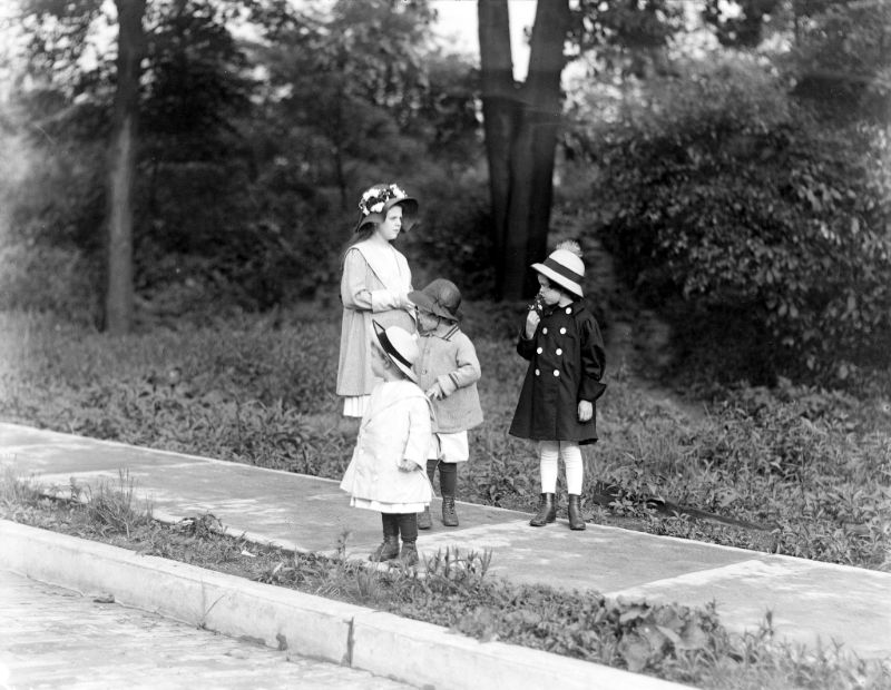 22 Amazing Found Photos Document Everyday Life of An American Family in ...