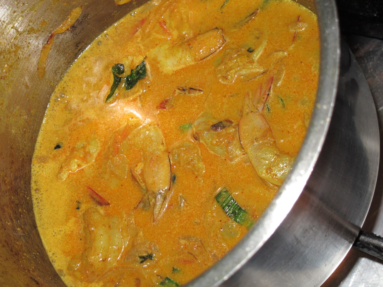 FOODIE BY NATURE (TRIED AND TESTED RECIPES): SRI LANKAN PRAWN/FISH CURRY