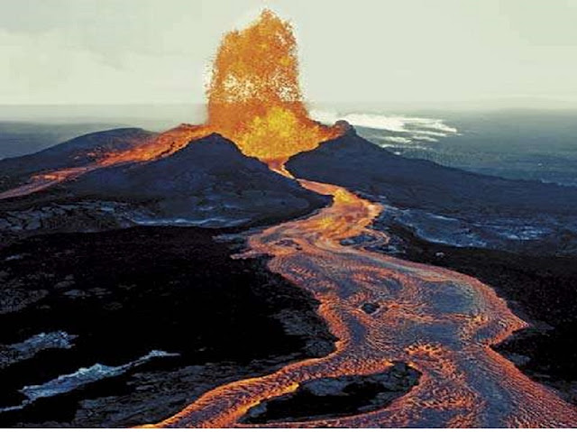 HAWAII VOLCANO BLOWS: KĪLAUEA SPOUTS TWISTING STREAMS OF LAVA IN RARE ...