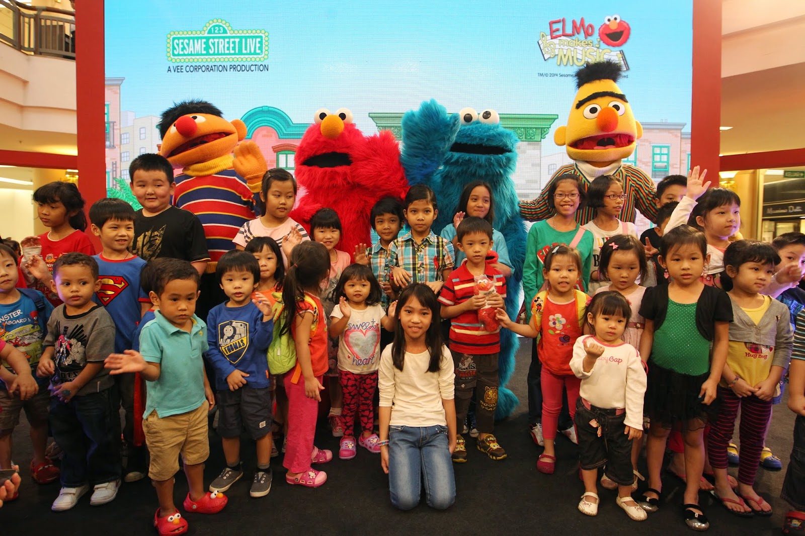 5 Little Angels: SESAME STREET LIVE - ELMO MAKES MUSIC