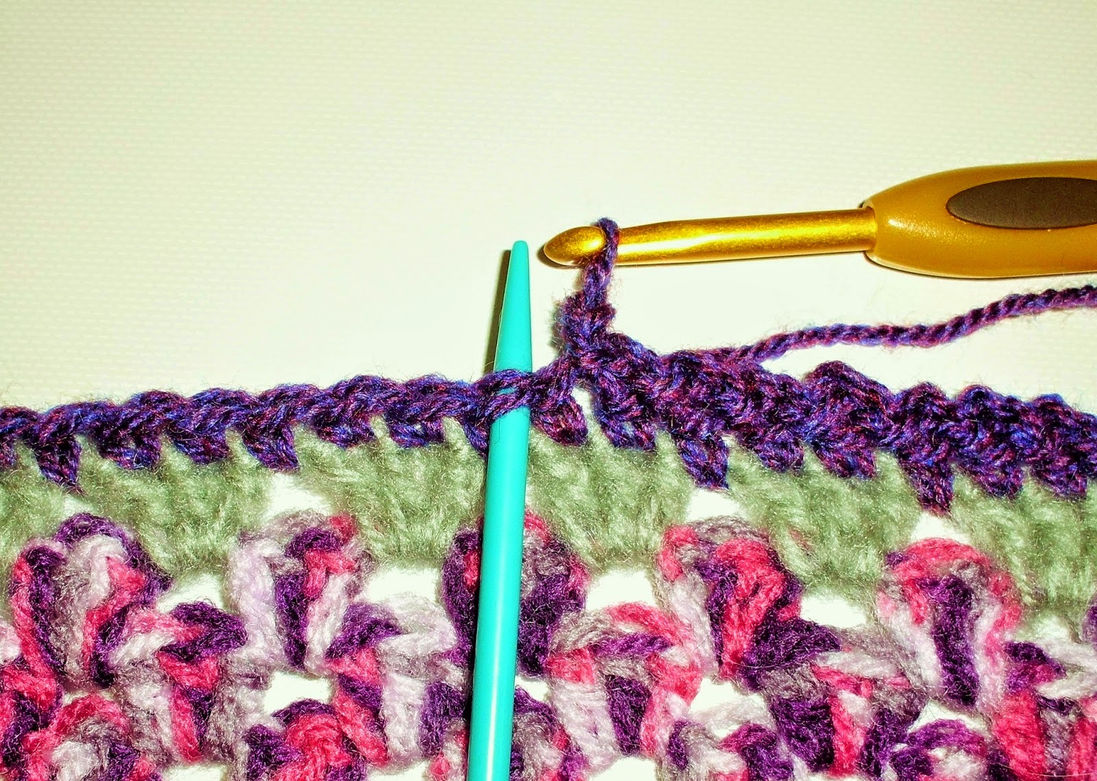 Great Balls of Wool: Very easy crochet edging...