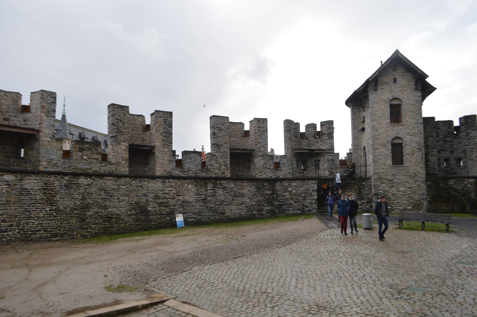 POR TIERRA POR LA TIERRA: Gravensteen (el castillo de los Condes de ...