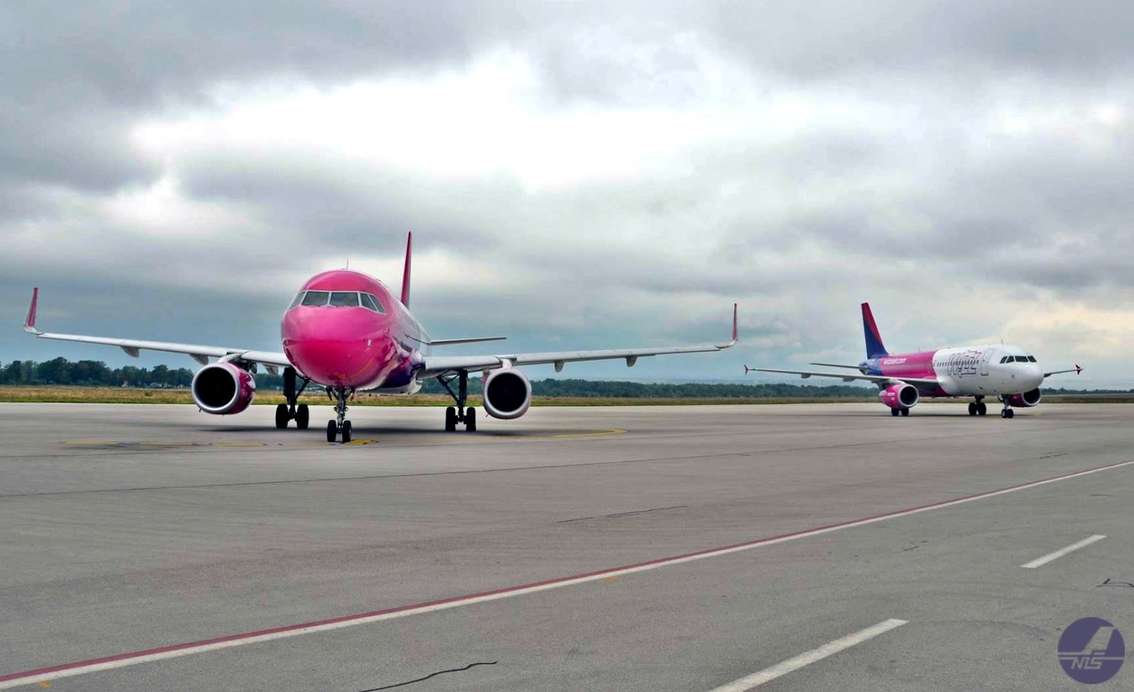 [SLIKA DANA] Dva aviona Wizz Air-a na aerodromu "Konstantin Veliki"