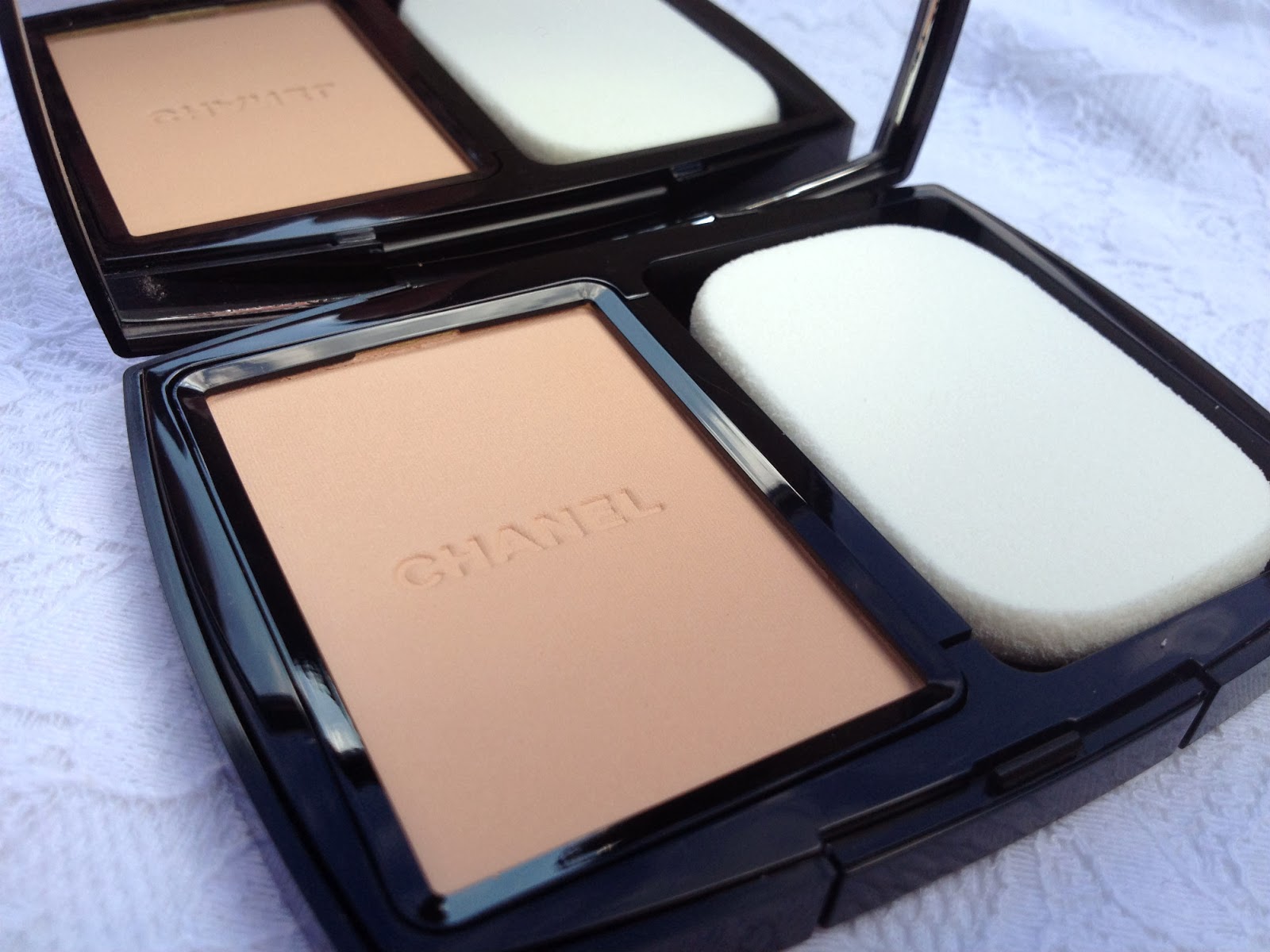 Chanel Vitalumière Compact Douceur Beige Rosé 22