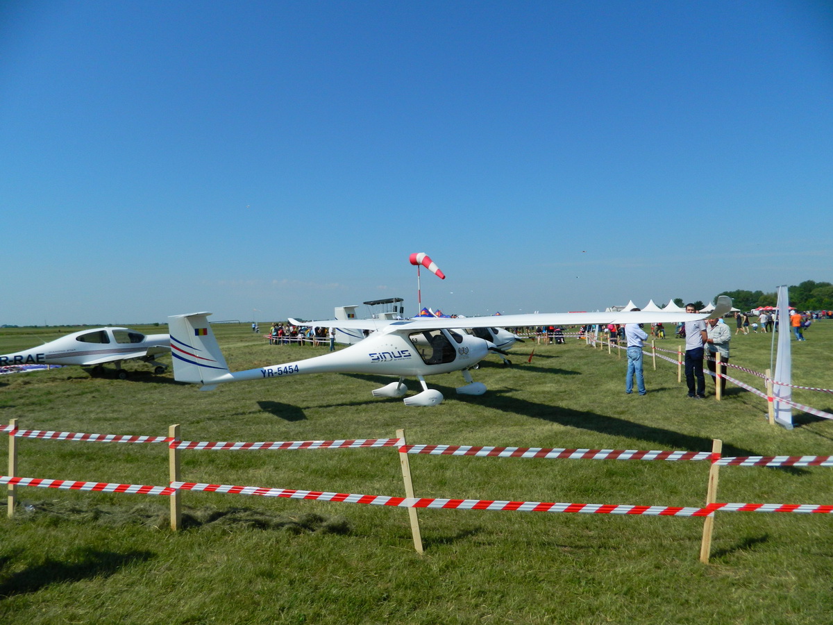 LA MULTI ANI, ROMANIA!: Planoare in parcare