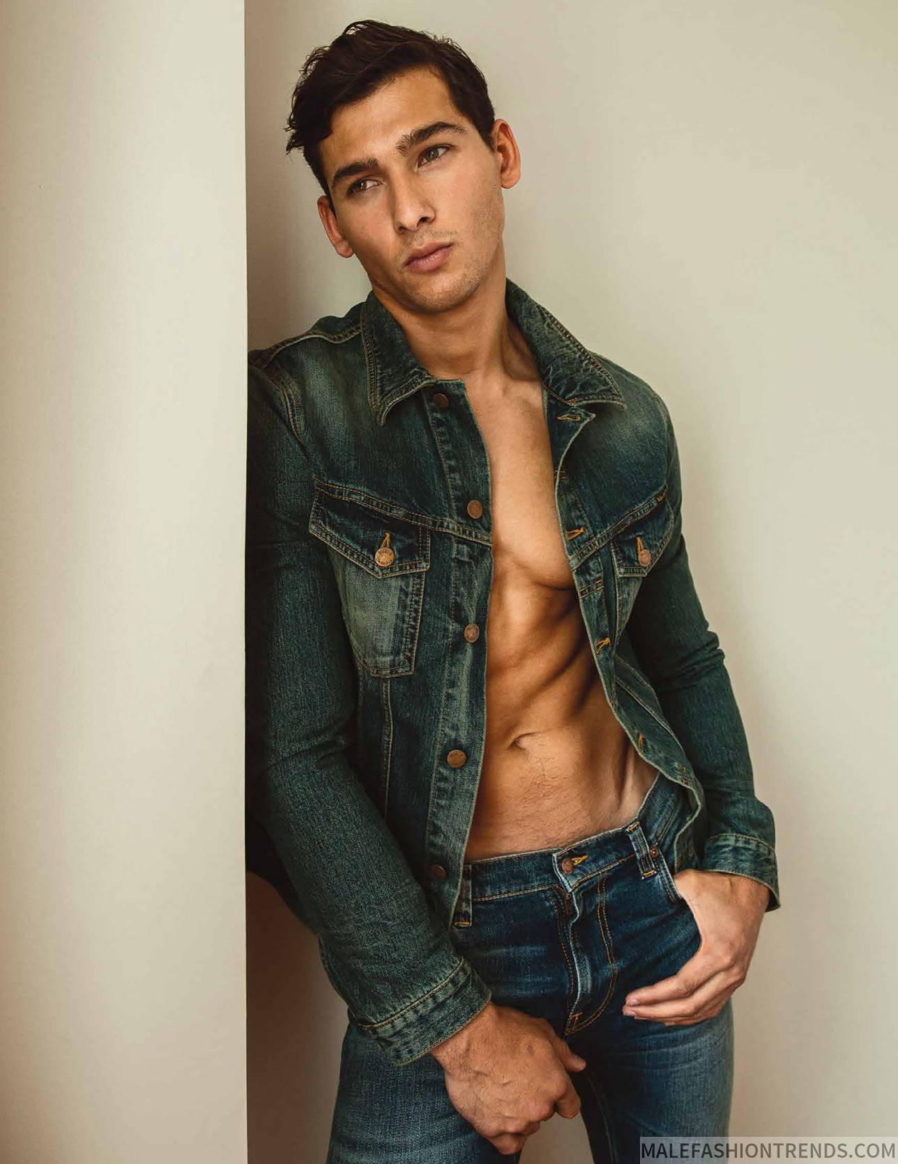 Armando Mayr para DAMAN Magazine en fotos de Ronald Liem