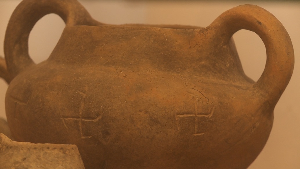 -- SVASTICA – un simbol vechi de cel puţin 12.000 de ani ...