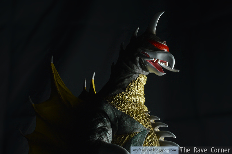 The Rave Corner: Previews Exclusive X-Plus 30 cm Gigan '72 Review