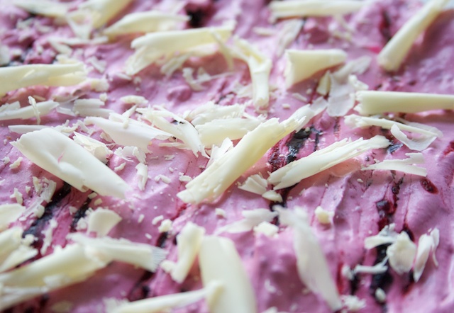 Hämmentäjä: Pinkki mustaviinimarja-valkosuklaakakku (Pink, it's my new ...