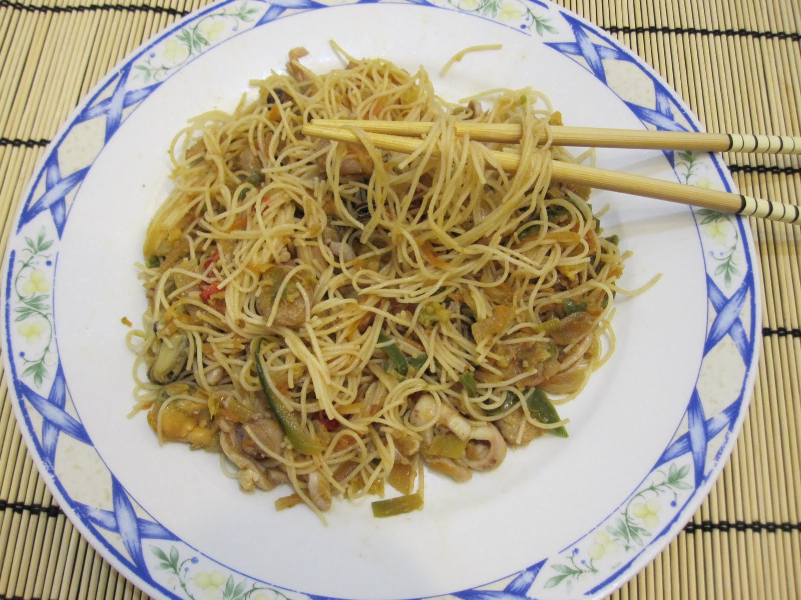 recetas de cocina: FIDEOS CHINOS DE ARROZ CON SEPIA