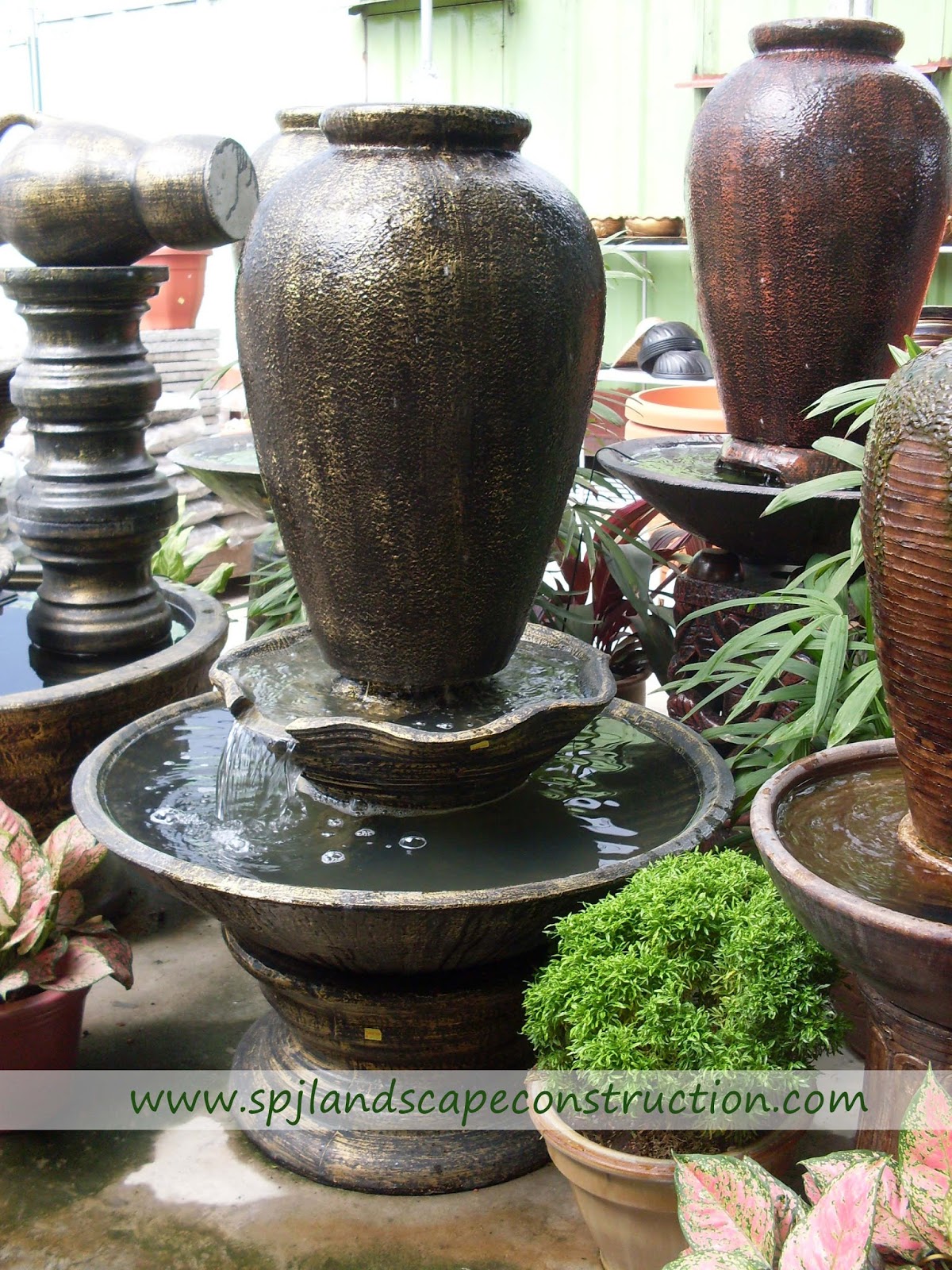 Penuhi sudut dengan mini water feature | Landscape Construction