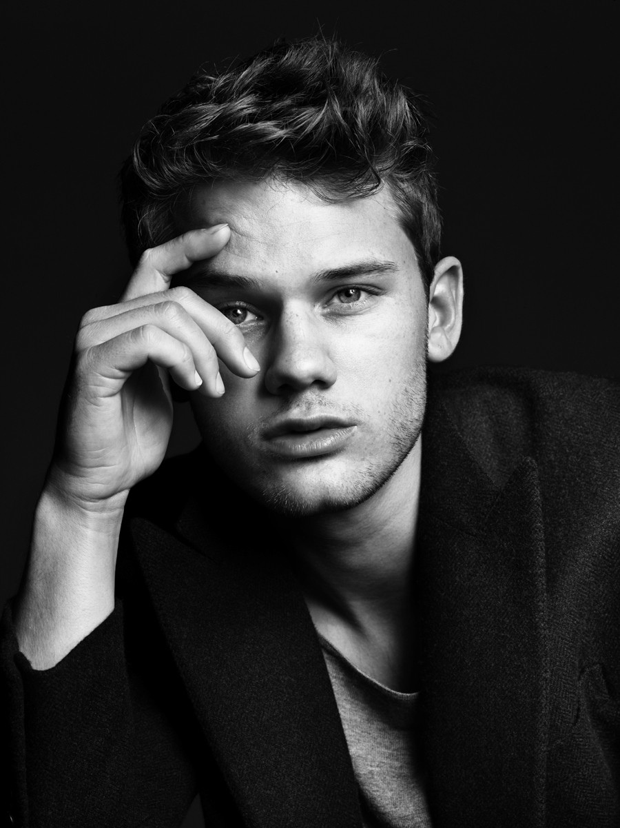 ...PEDAZOS...: Jeremy Irvine