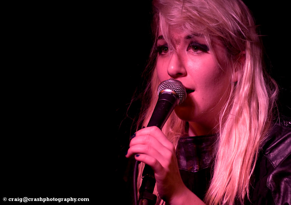 GRUPO 23 INFO: Katie Stelmanis. Cantante de AUSTRA