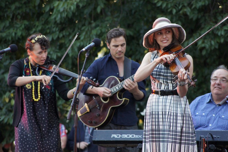 Canberra Jazz blog: Two women, two violins, two singers