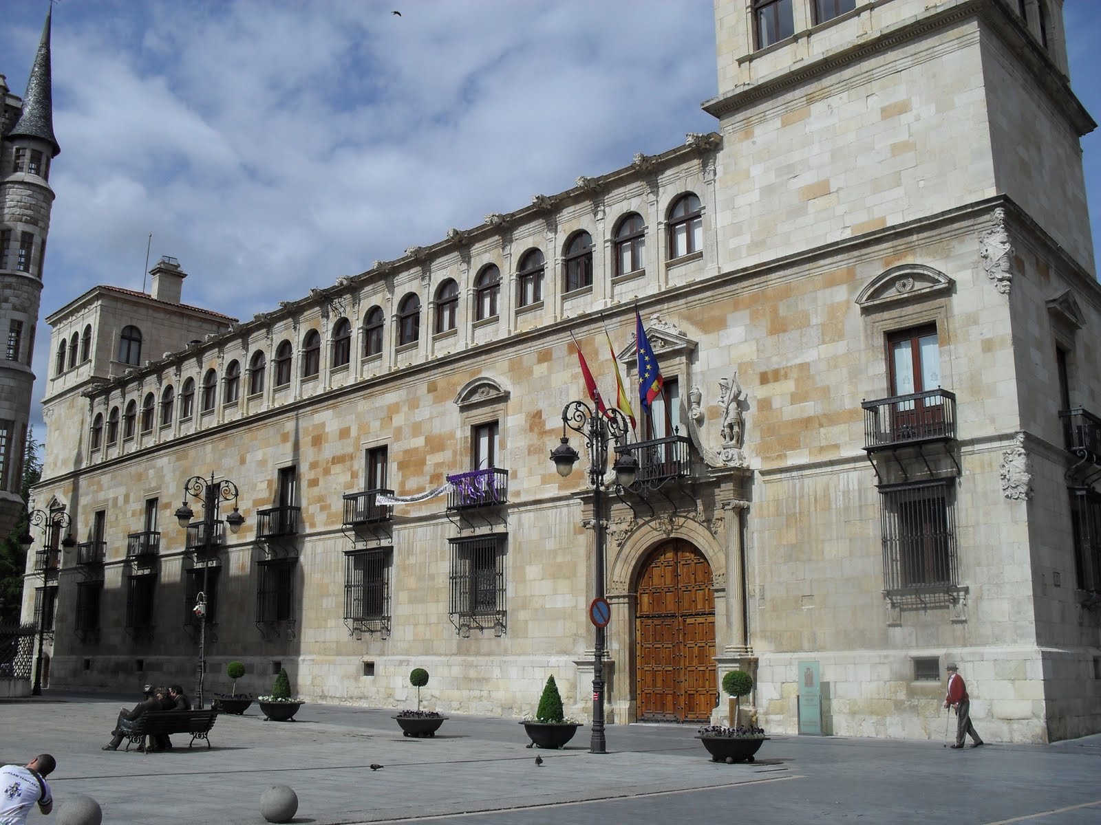MONUMENTOS Y VIDRIERAS ( ESPAÑA): PALACIO DE GAUDÍ EN LEÓN ( ESPAÑA)