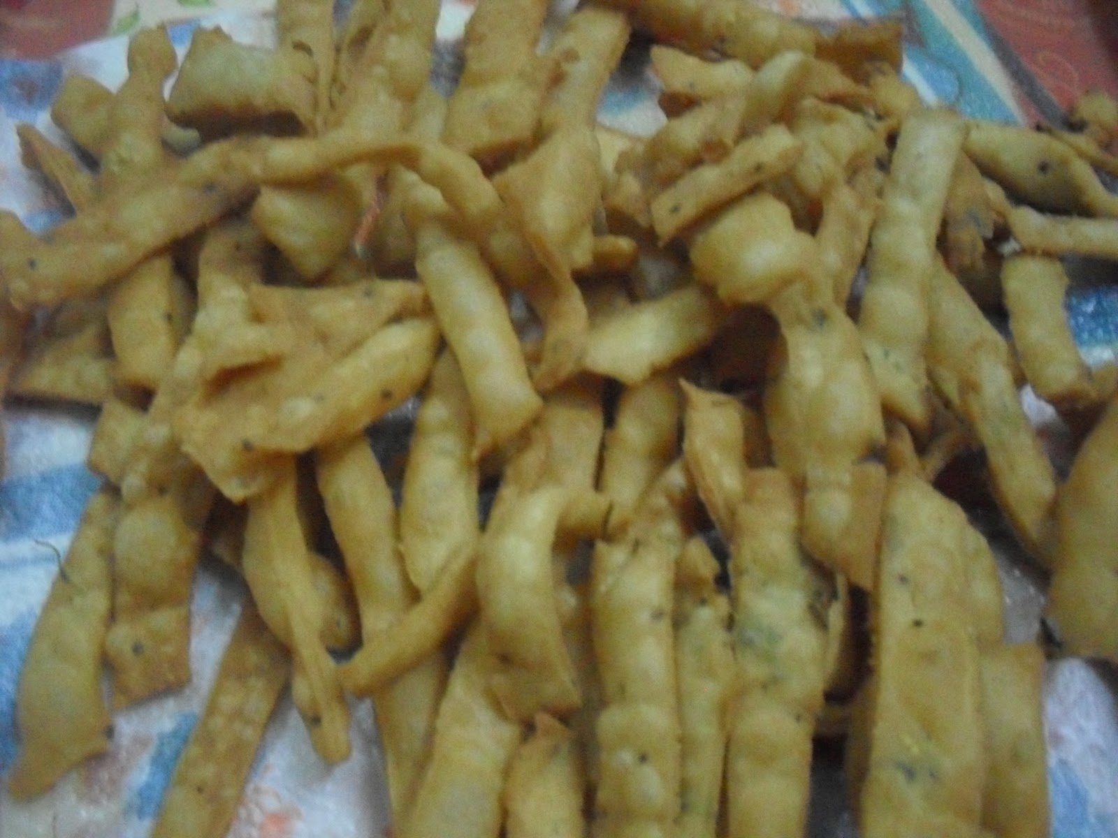 Shaina's Kitchen: crunchy NAMKEEN MATAR (TEA TIME SNACK)