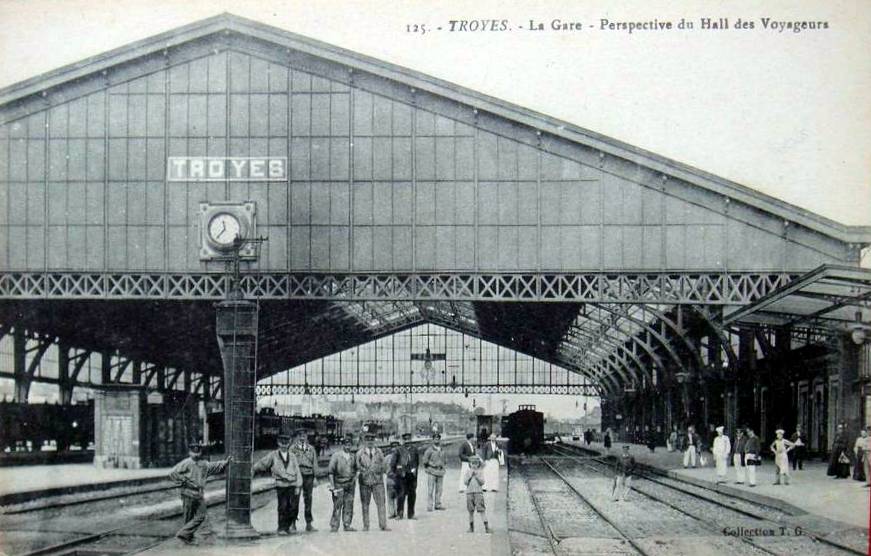 Troyes-en-Champagne: Le hall de la gare de Troyes en construction