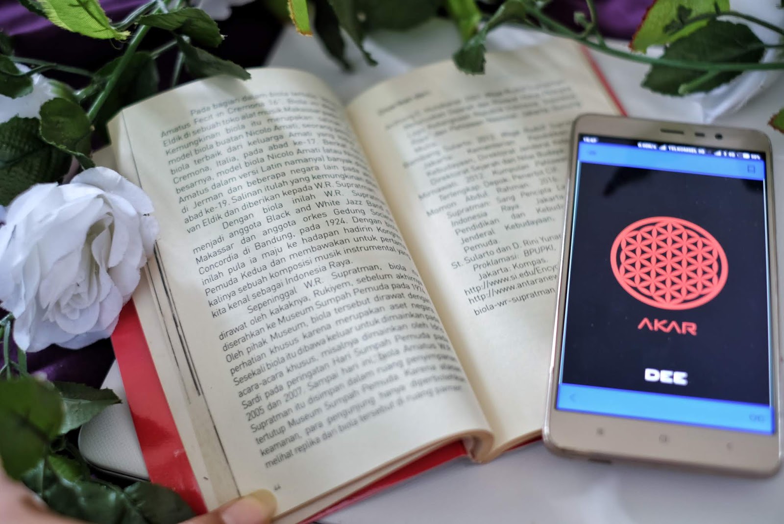 Dipta Nindie: Resensi Novel Supernova Akar Karya Dee Lestari