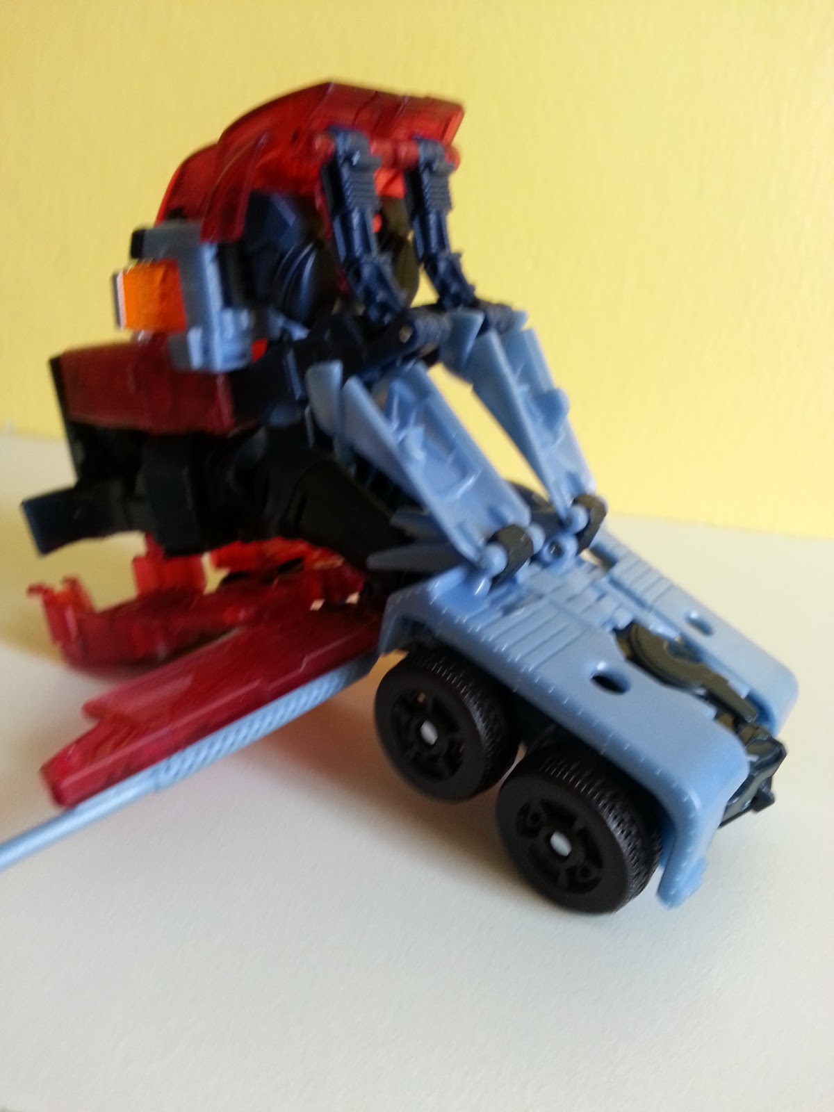 Lightning Quantum's Base: Optimus Prime Voyager Class (Dark Energon ...
