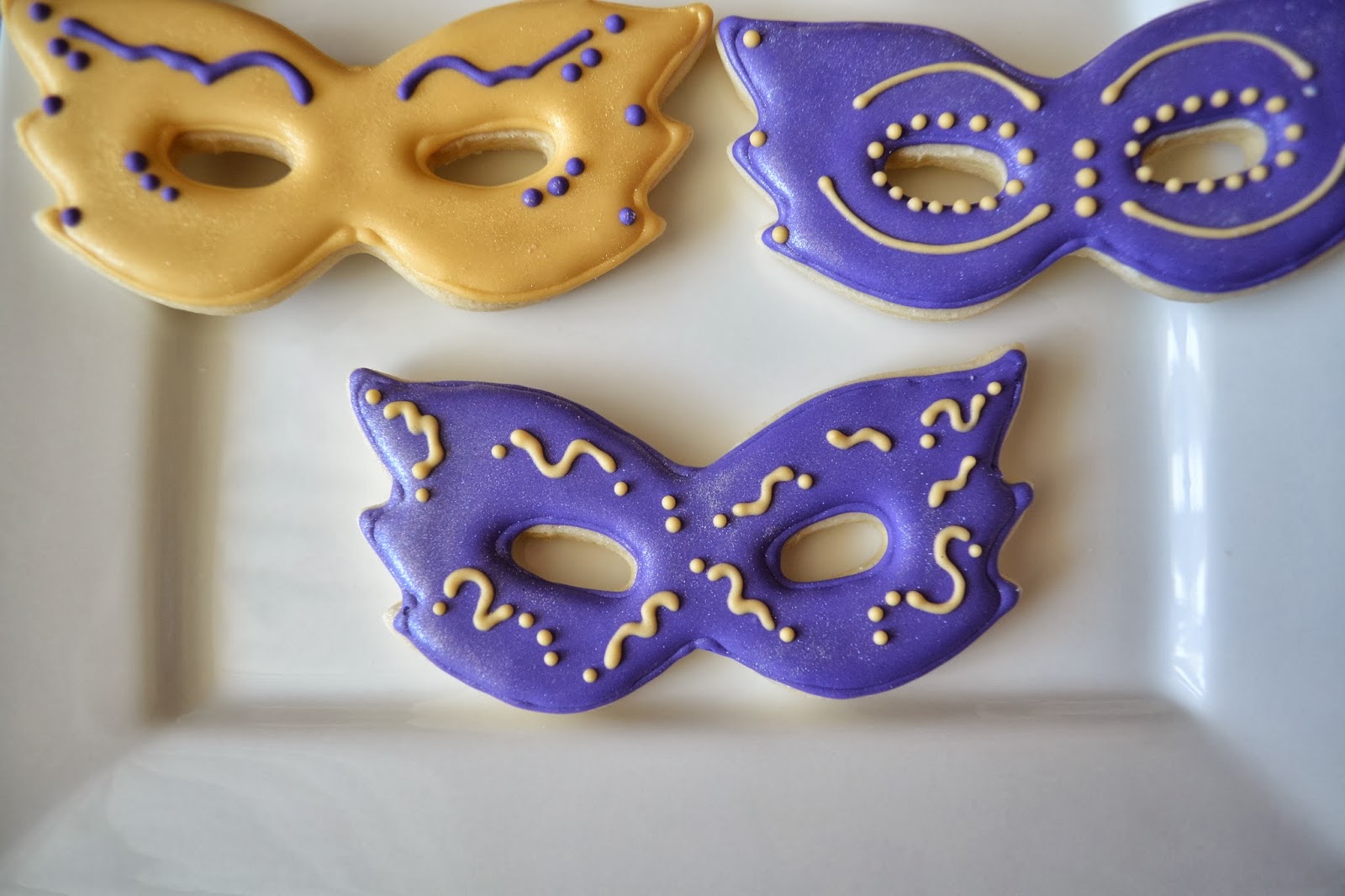 The Cutest Little Cakes by Celeste: Mardi Gras Mask Sugar Cookies