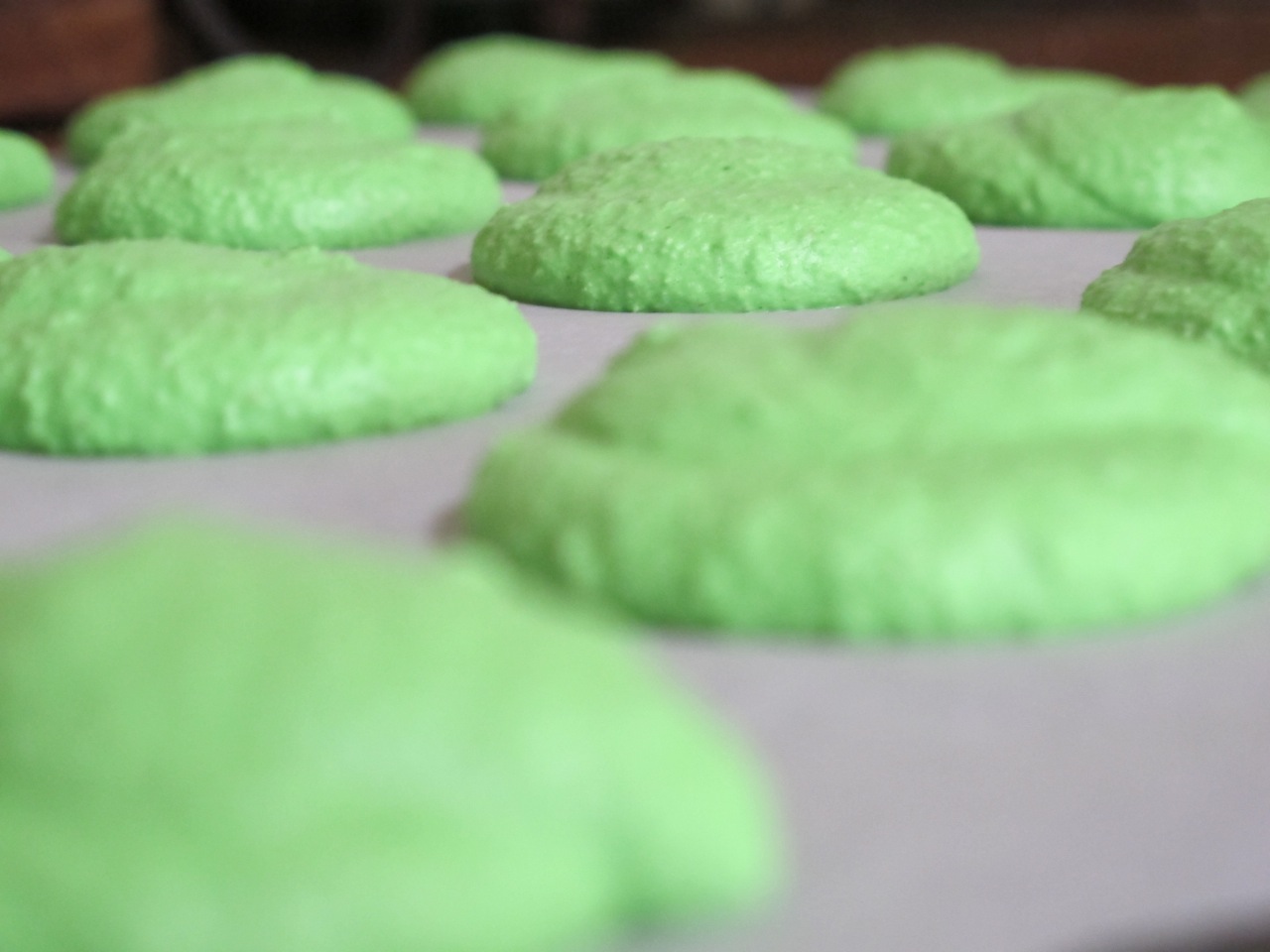 muppys: Pandan and Coconut Macarons and a special Froggy Cake