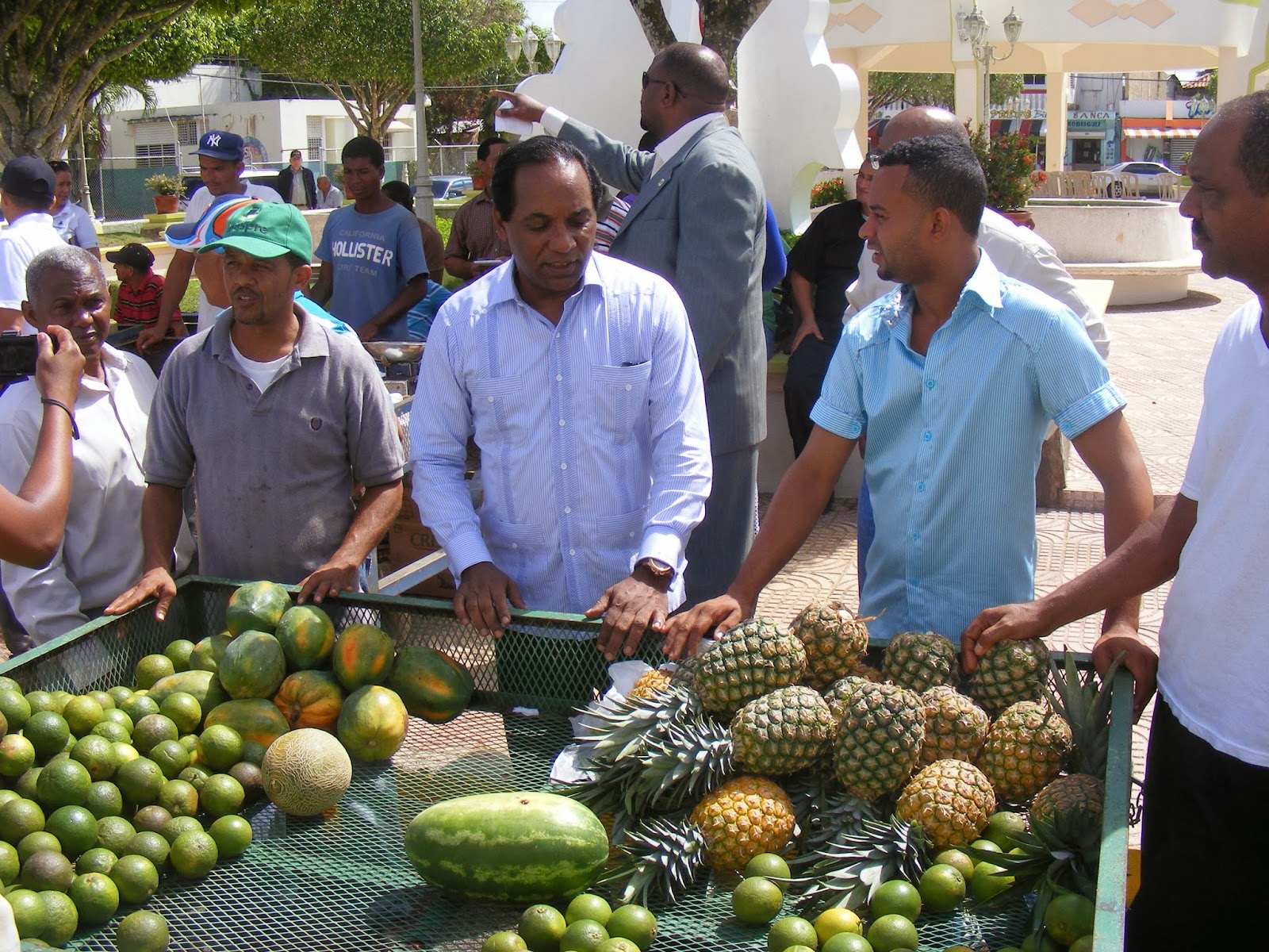 LapotenCia: INESPRE LLEVA MERCADO DE PRODUCTORES A CEVICOS