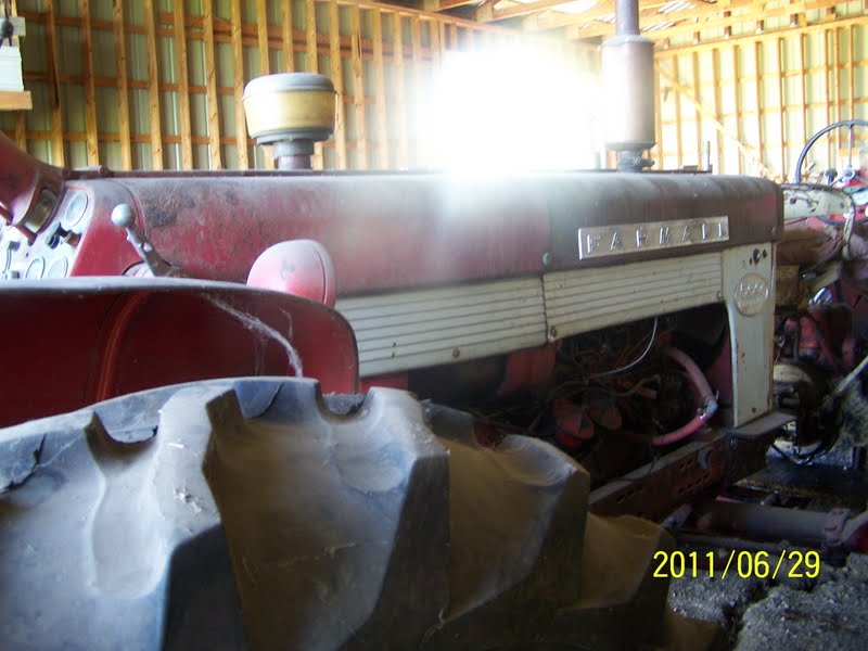 DIFFERENT COLOURED JUNK: Farmall 560 diesel