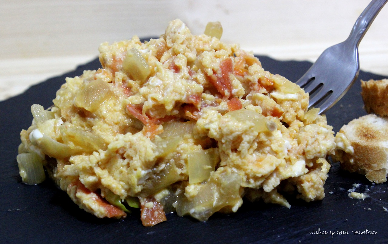 JULIA Y SUS RECETAS: Huevos perico o revuelto de huevos , cebolla y tomate