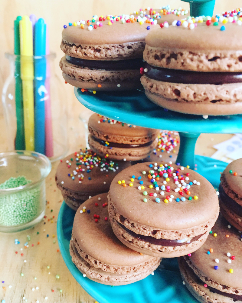 Macarons de chocolate con sprinkles: Mega tutorial - Delirios de Cocina
