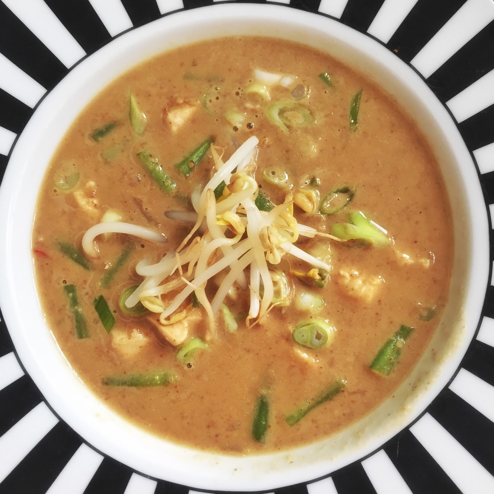 Keukenzusters: Pindasoep met boontjes en taugé