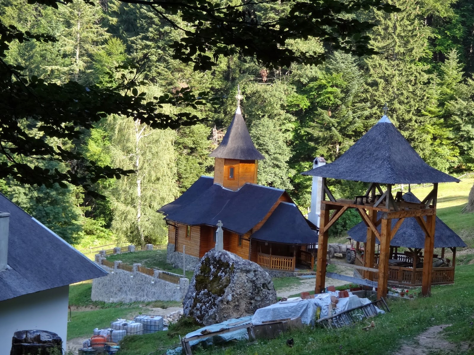 Manastiri din Romania: Schitul Coltul Chiliilor, jud Bv,(bisericuta ...