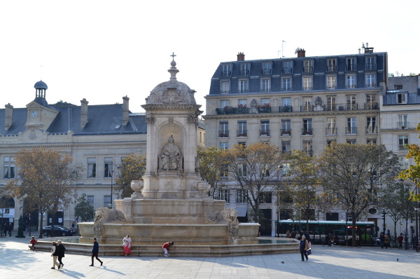 Art et glam: Sur la place Saint-Sulpice, Paris 6e