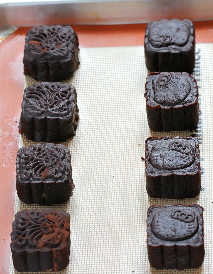 Chocolate snowy mooncake