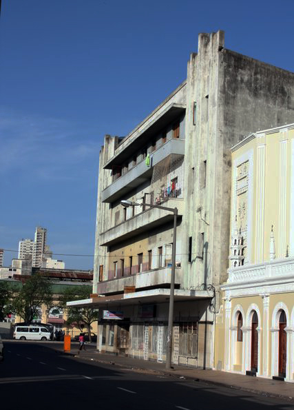 Prédio modernista frente ao Mercado Municipal de Maputo