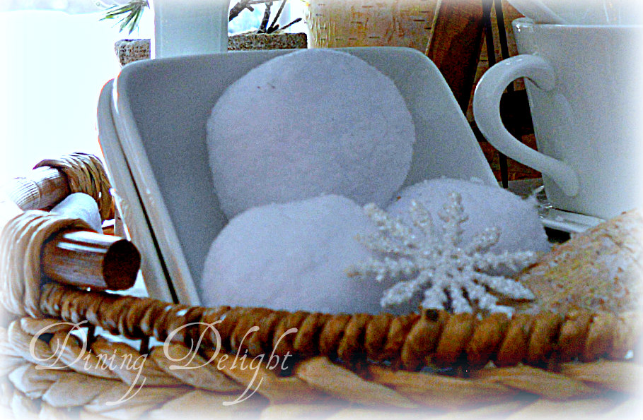 Dining Delight: Winter Display in a Tray