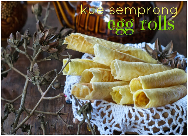 Indonesian Medan Food: Kue Semprong / Kue Kapit / Kue Jepit (Egg rolls)