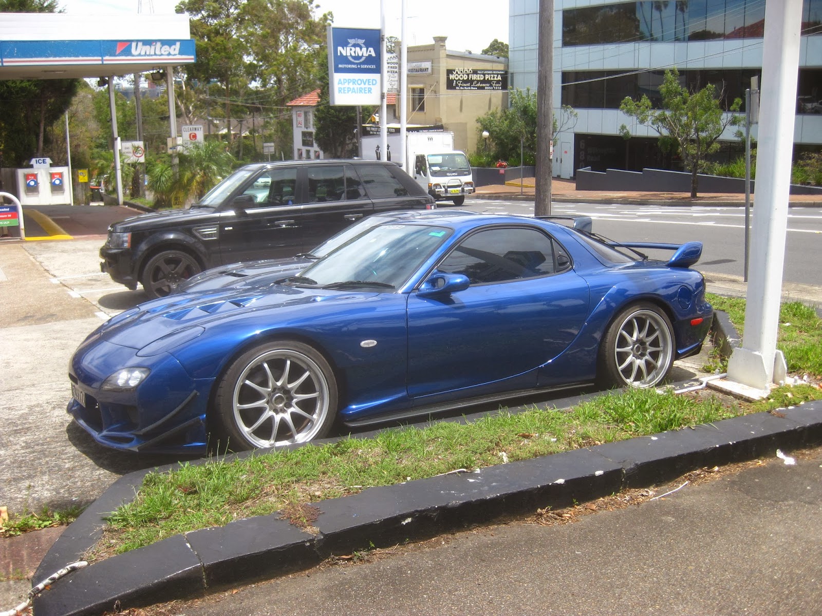 Aussie Old Parked Cars: 1995 Mazda RX-7 SP & 2000 Mazda RX-7