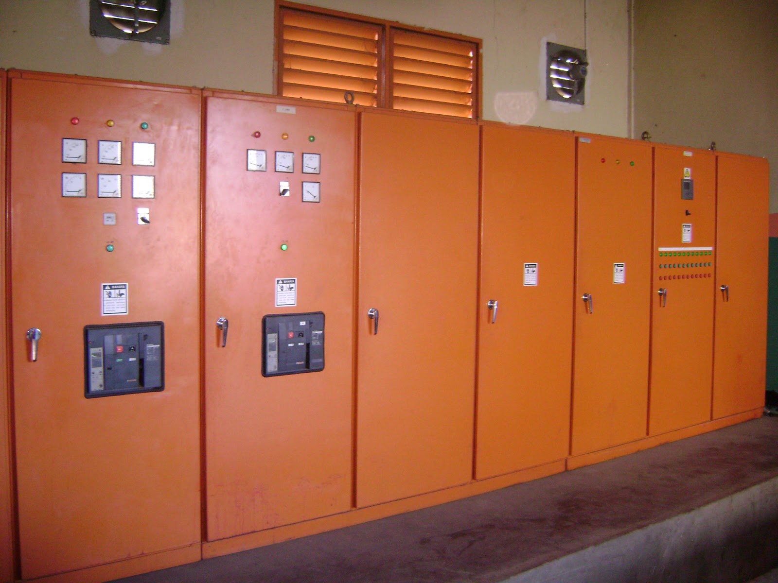 MERAKIT PANEL DISTRIBUSI TEGANGAN RENDAH (LVMDP)