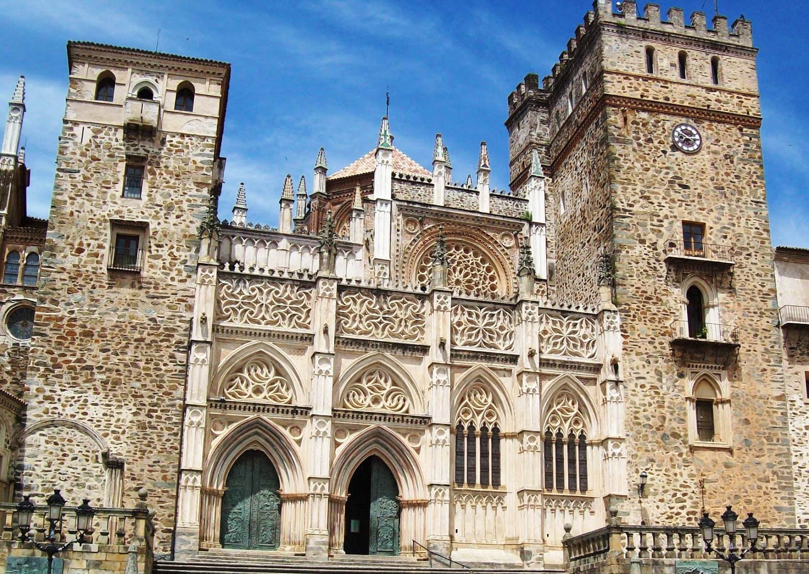 Monasterio de Guadalupe: fachada principal...