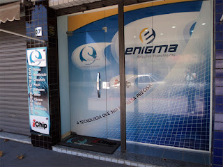 Plotagem de Vidros: Tipos de Adesivos - Tudo Plotado