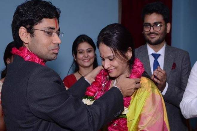 IAS Couple gets married in Rs 500 - a2znotifier