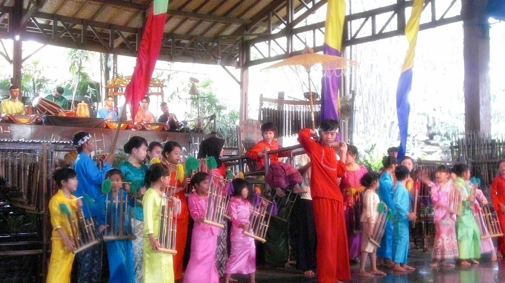 ada-ada saja: saung angklung udjo