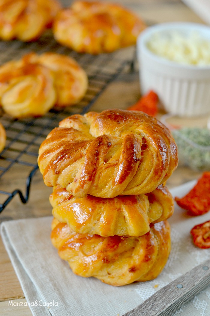 Caracolas saladas de tomates secos y queso (taller de pan casero con ...